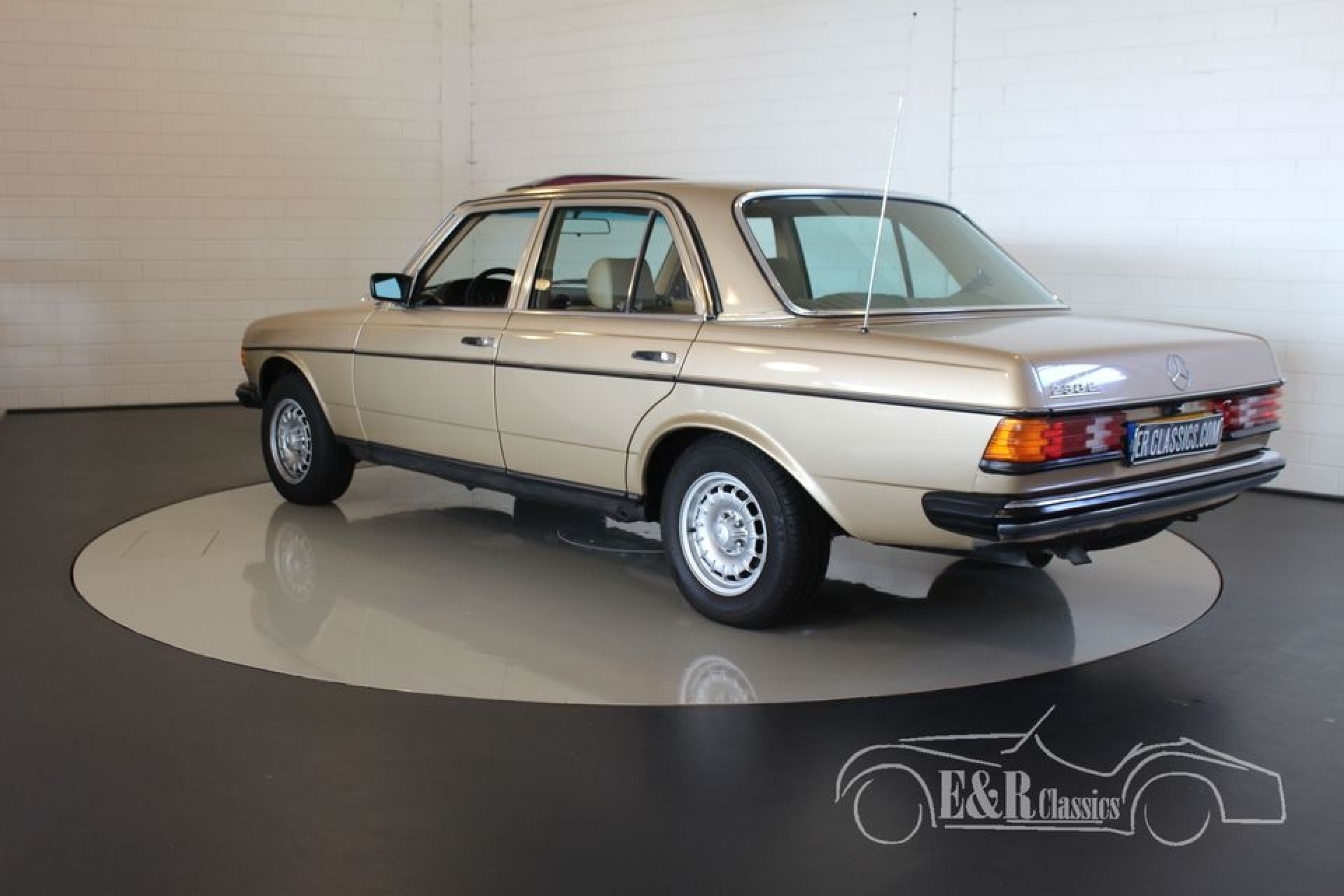 Mercedes-Benz 230E 1984 for sale at ERclassics