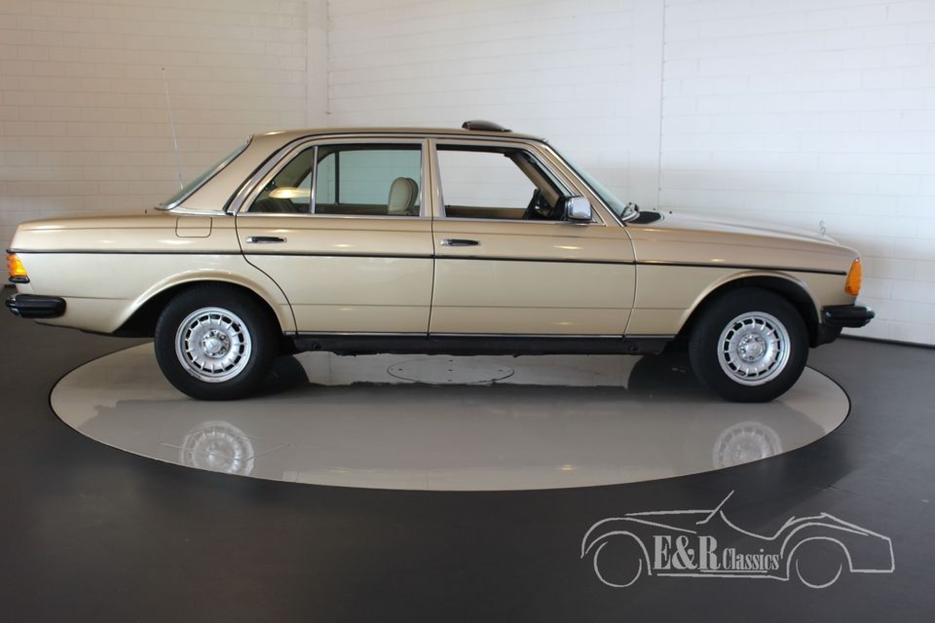 Mercedes-Benz 230E 1984 for sale at ERclassics