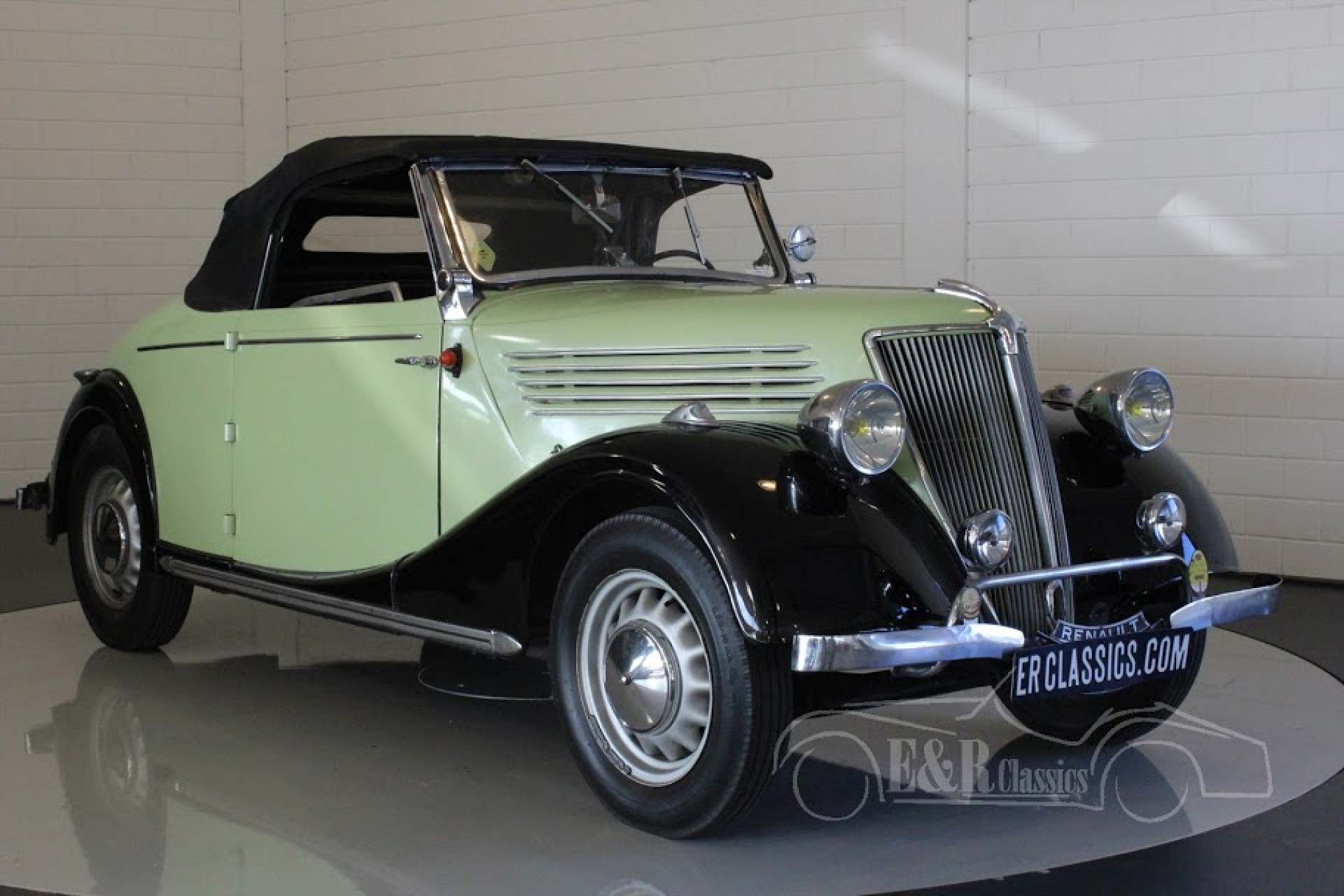 Renault Classic Cars | Renault oldtimers for sale at E & R Classic Cars!