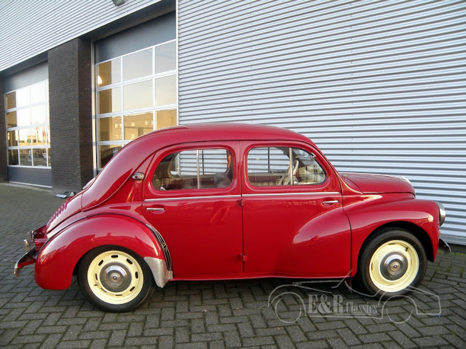 Renault Classic Cars | Renault oldtimers for sale at E & R Classic Cars!