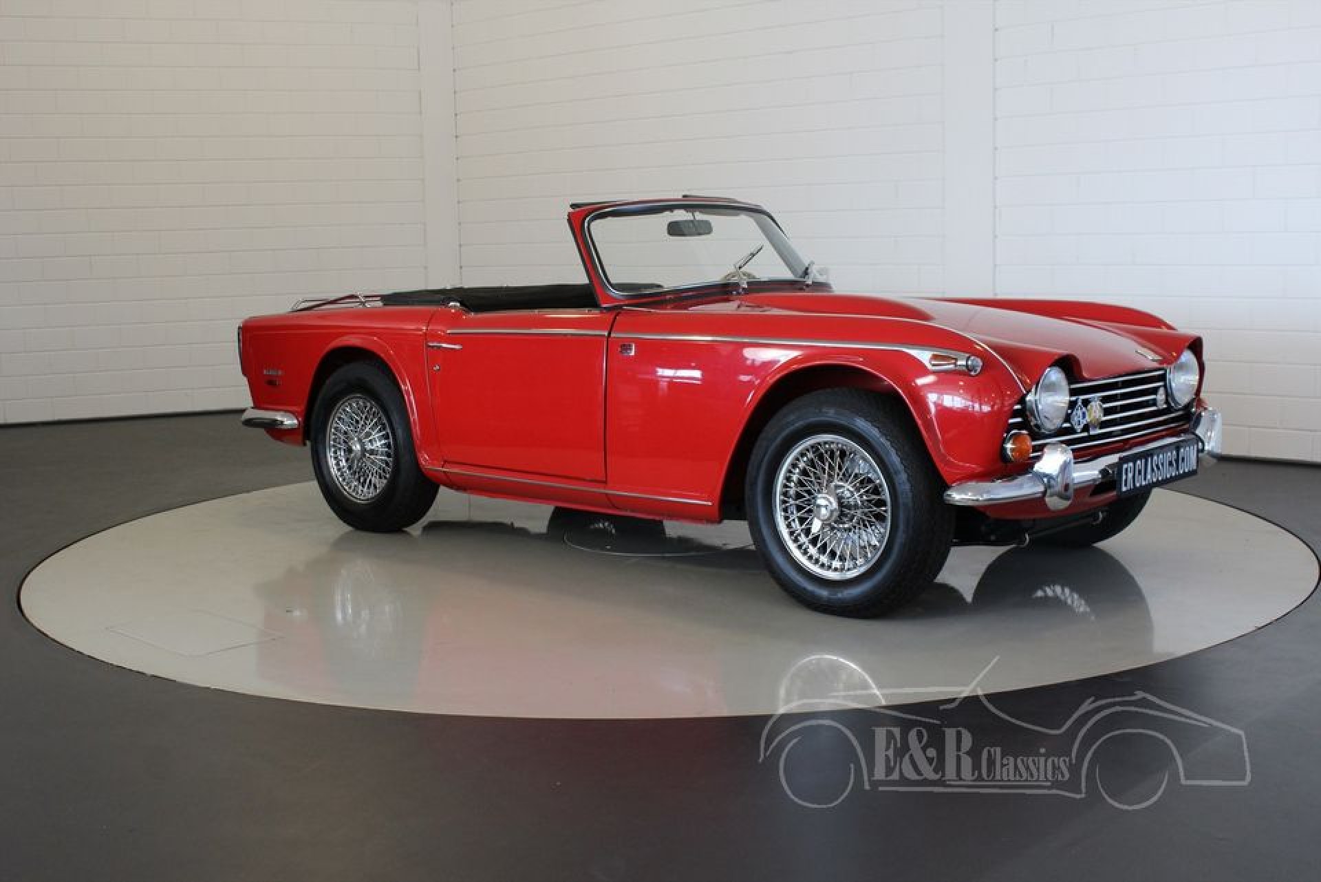 Triumph TR250 cabriolet 1968 for sale at ERclassics