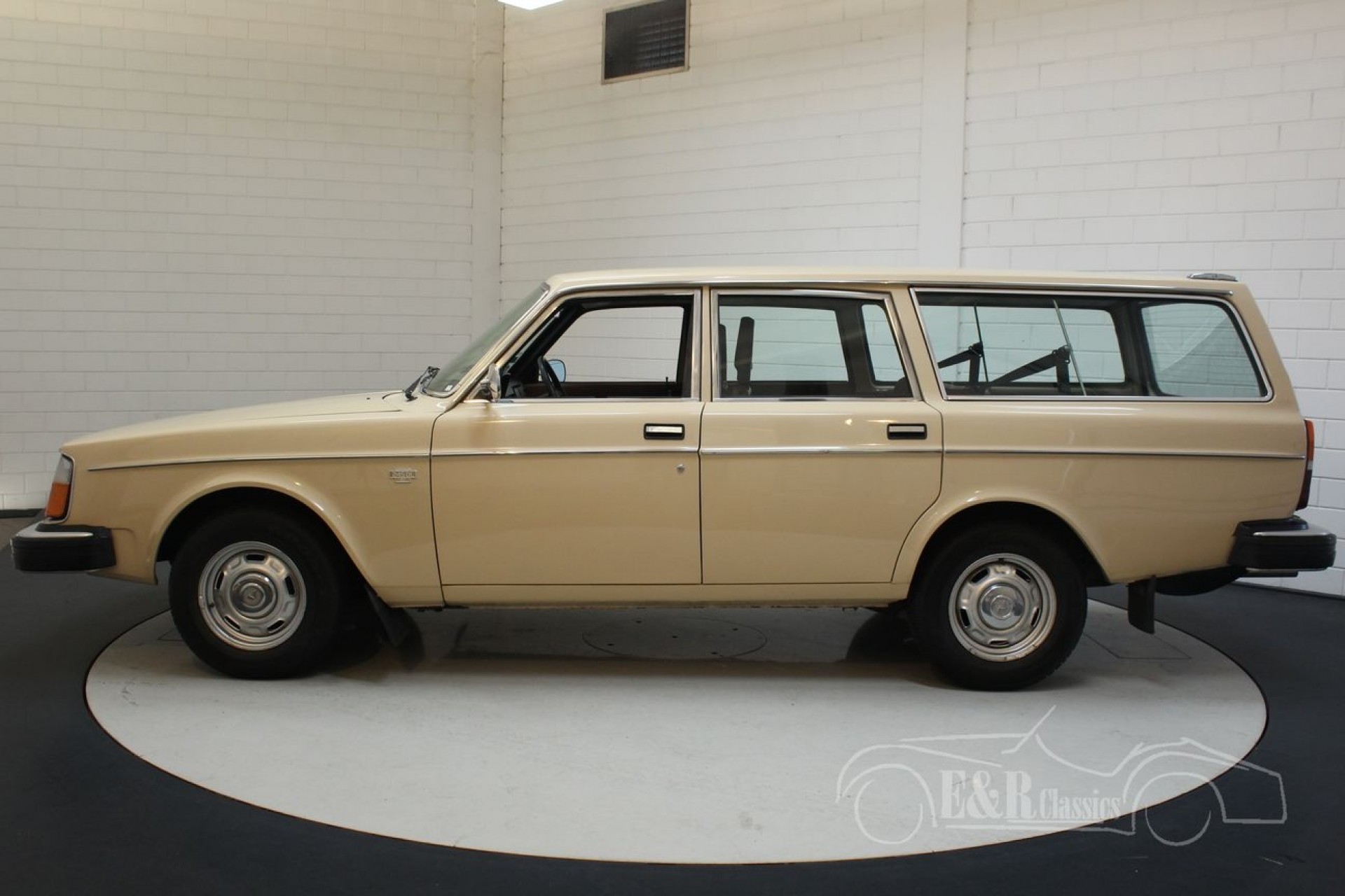 Volvo 245 DL Station 1976 for sale at ERclassics